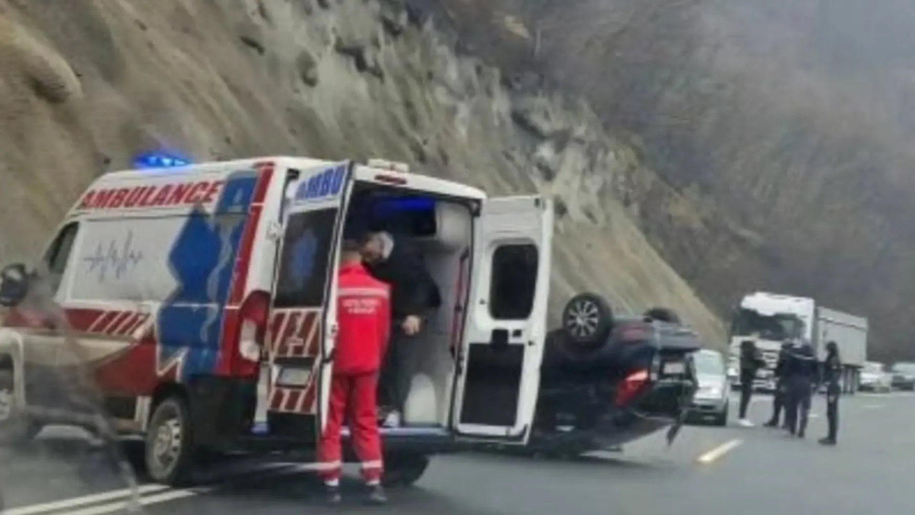 Teška saobraćajna nezgoda na Zlatiboru: Automobil prevrnut na krov, hitna pomoć na licu mesta